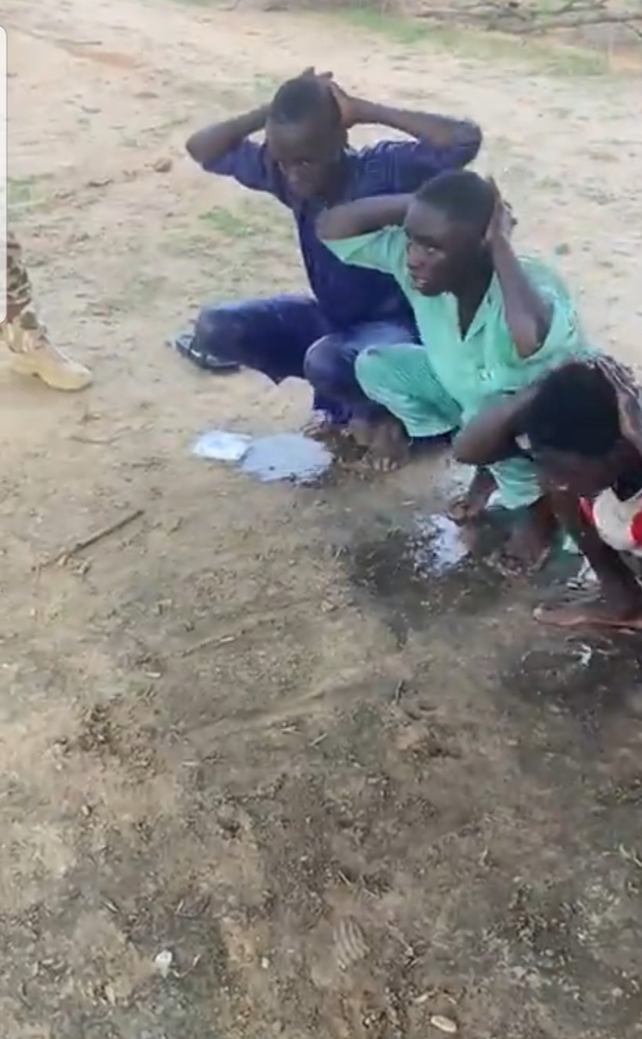 Kalli Bidiyon yanda Sojoji suka rikawa wasu matasa da ake zargi da Sàtàr Kaza Gwale-Gwale – Hutudole