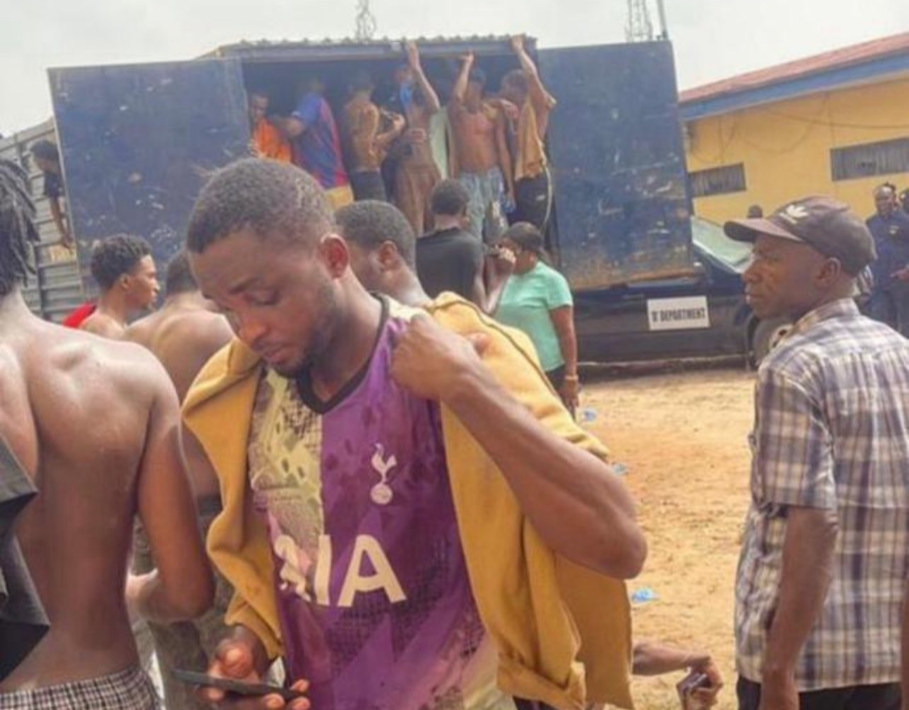 An kama daliban jami’ar AAU dake jihar Edo su 50 saboda sun yi zàngà ...