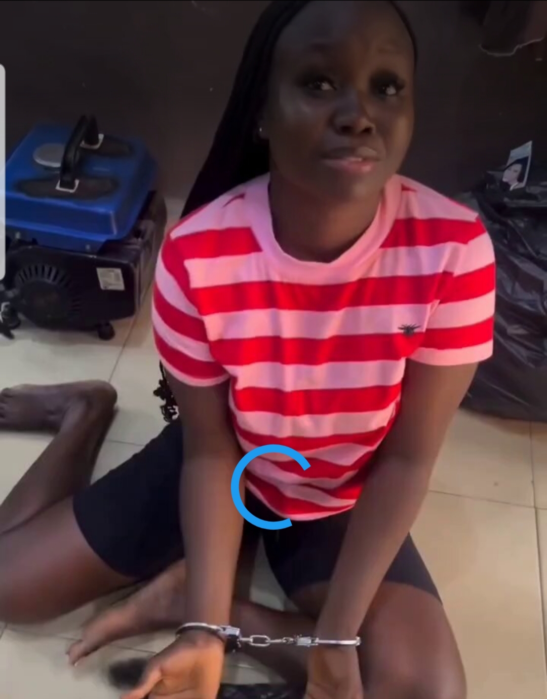 Kalli Bidiyon: An kama ta tana bi shagunan Aski tana daukar gashin ...