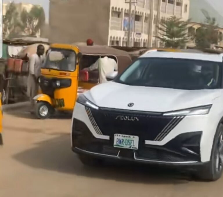 Kalli Bidiyon: Wani yaga Adam A. Zango cikin sabuwar Motarsa da kashim ...